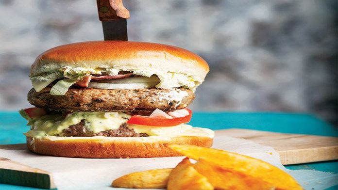 Βοδινά μπέργκερ και σος με κάρι | Απλές και νόστιμες συνταγές