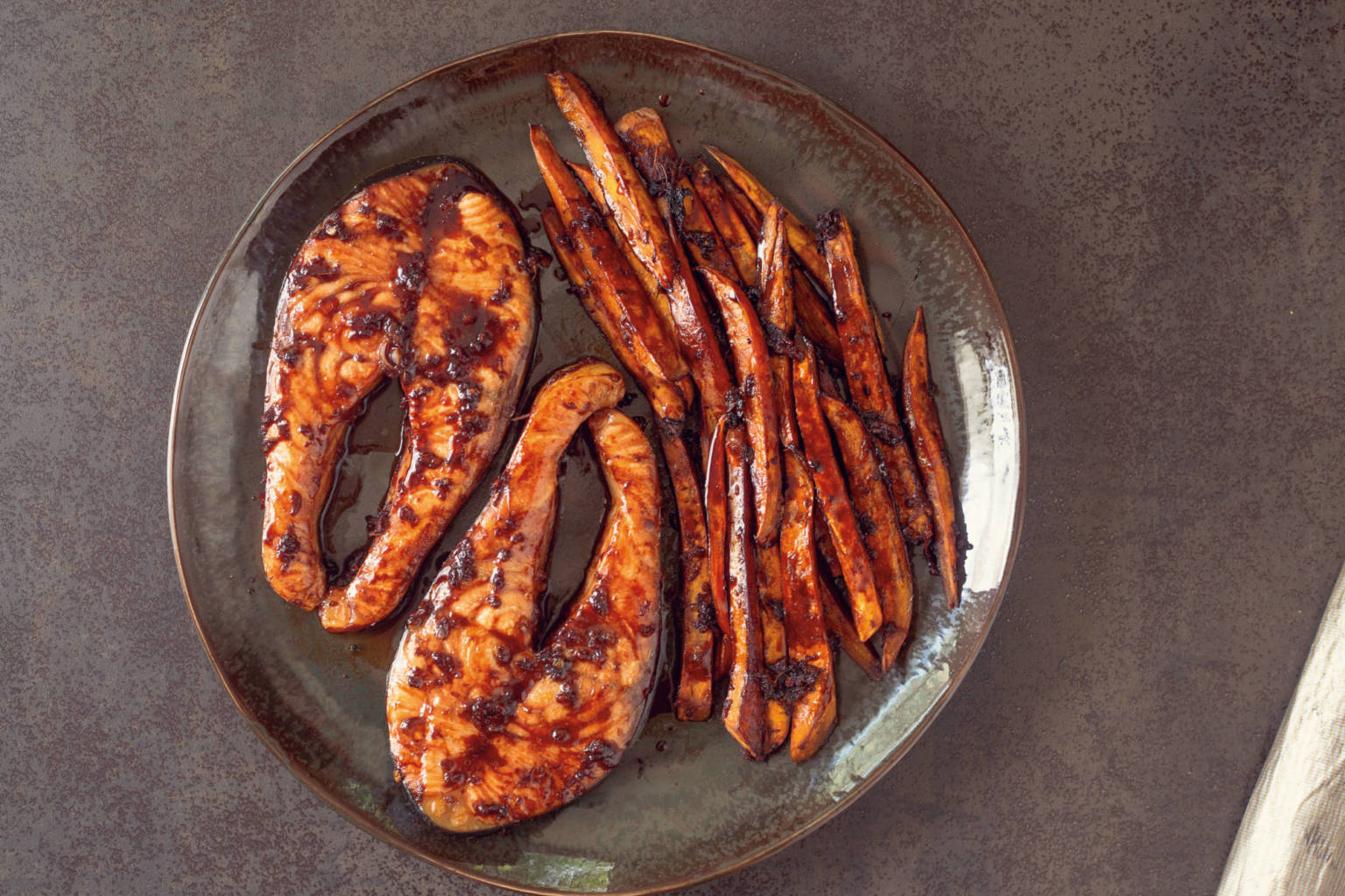 Σολομός και γλυκοπατάτες με χαρουπόμελο | Απλές και νόστιμες συνταγές