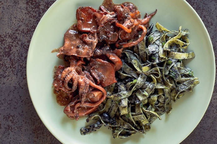 Σουπιές με έψημα & ταλιατέλες με μελάνι | Απλές και νόστιμες συνταγές