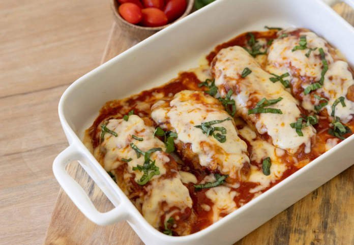 Φιλέτα κοτόπουλο στο φούρνο με ντομάτα και τυρί | Απλές και νόστιμες ...