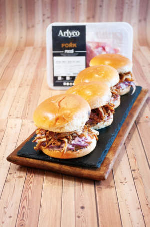 Pulled Pork σε ψωμάκια μπριός με σαλάτα κόλσλοου | Απλές και νόστιμες ...